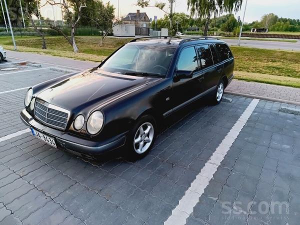 Черный Мерседес E 200 1998 в Елгава, объемом двигателя 2.00 л и пробегом 318 тыс. км за 950 €, фото 1 на AUTOMOTO.COM.LV