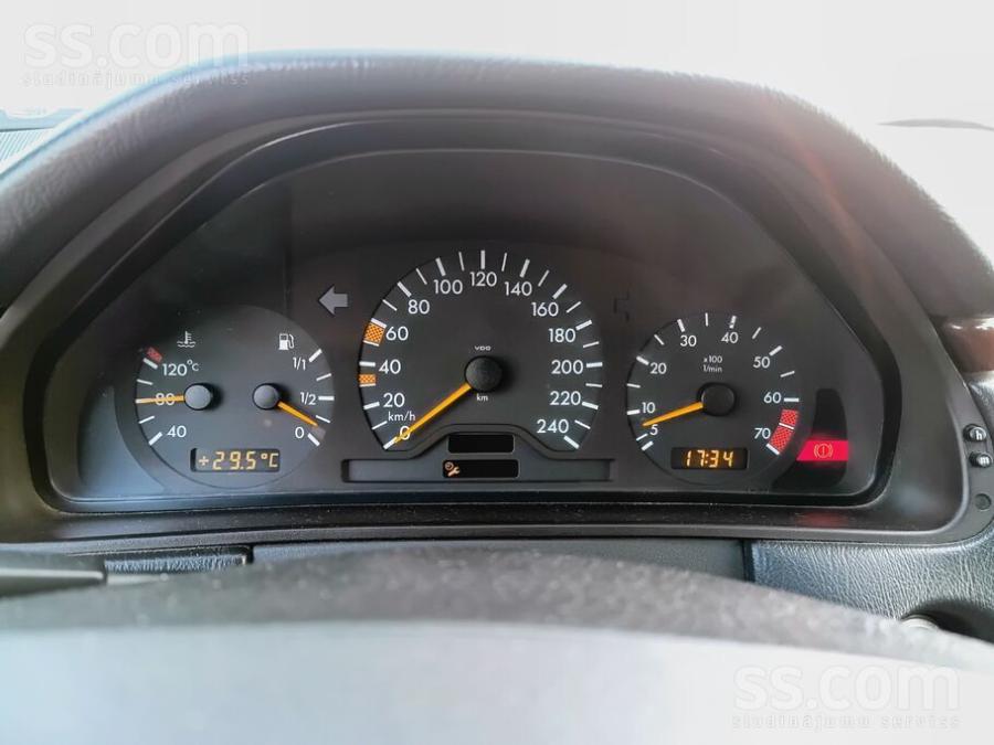 Черный Мерседес E 200 1998 в Елгава, объемом двигателя 2.00 л и пробегом 318 тыс. км за 950 €, фото 3 на AUTOMOTO.COM.LV