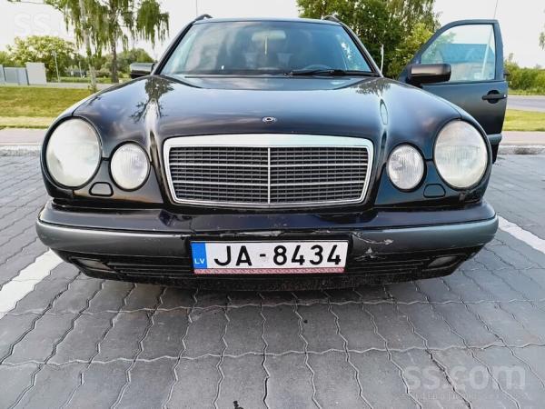 Черный Мерседес E 200 1998 в Елгава, объемом двигателя 2.00 л и пробегом 318 тыс. км за 950 €, фото 3 на AUTOMOTO.COM.LV