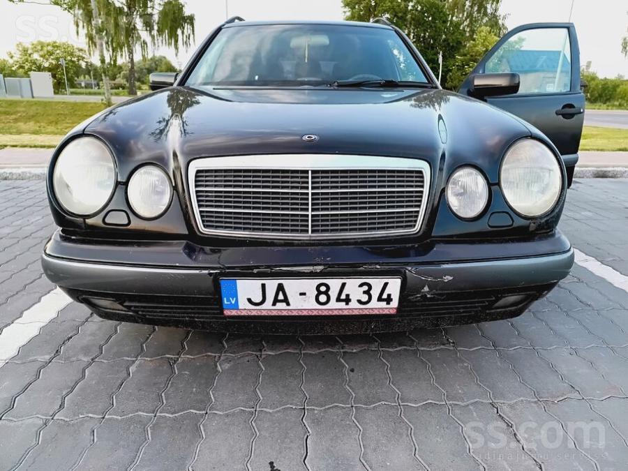 Черный Мерседес E 200 1998 в Елгава, объемом двигателя 2.00 л и пробегом 318 тыс. км за 950 €, фото 4 на AUTOMOTO.COM.LV