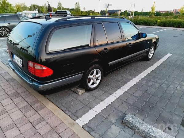 Черный Мерседес E 200 1998 в Елгава, объемом двигателя 2.00 л и пробегом 318 тыс. км за 950 €, фото 5 на AUTOMOTO.COM.LV