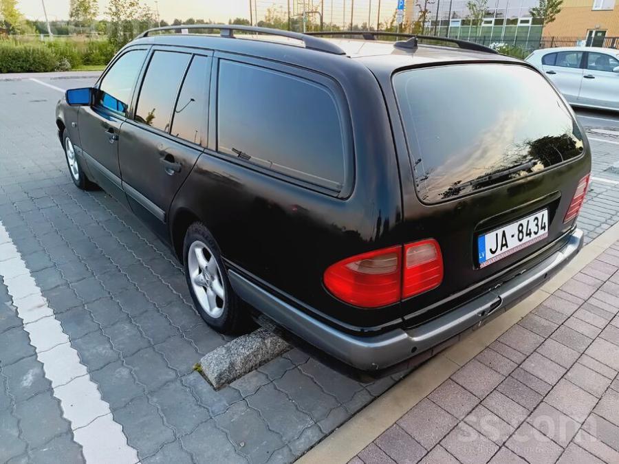 Черный Мерседес E 200 1998 в Елгава, объемом двигателя 2.00 л и пробегом 318 тыс. км за 950 €, фото 8 на AUTOMOTO.COM.LV