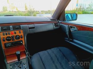Черный Мерседес E 200 1998 в Елгава, объемом двигателя 2.00 л и пробегом 318 тыс. км за 950 €, фото 16 на AUTOMOTO.COM.LV