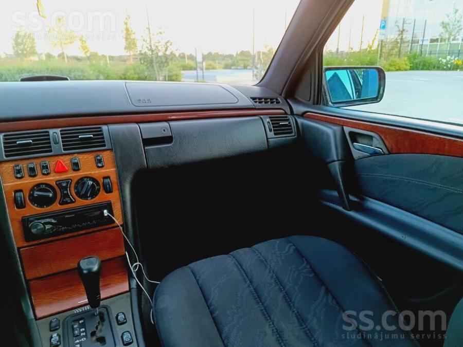 Черный Мерседес E 200 1998 в Елгава, объемом двигателя 2.00 л и пробегом 318 тыс. км за 950 €, фото 16 на AUTOMOTO.COM.LV