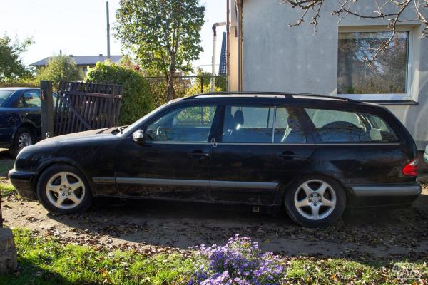 Black Mercedes-Benz e-200 1999 in Kaunas, with an engine capacity of 2.00 L and mileage of 339 thousand km for 1550 €, photo 1 on AUTOMOTO.COM.LV