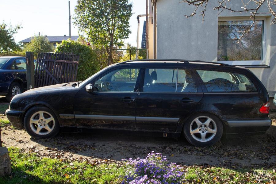 Черный Мерседес E 200 1999 в Каунас, объемом двигателя 2.00 л и пробегом 339 тыс. км за 1550 €, фото 1 на AUTOMOTO.COM.LV