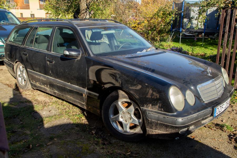 Черный Мерседес E 200 1999 в Каунас, объемом двигателя 2.00 л и пробегом 339 тыс. км за 1550 €, фото 4 на AUTOMOTO.COM.LV