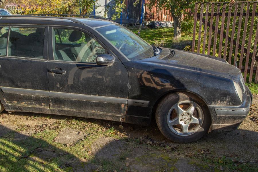 Черный Мерседес E 200 1999 в Каунас, объемом двигателя 2.00 л и пробегом 339 тыс. км за 1550 €, фото 5 на AUTOMOTO.COM.LV