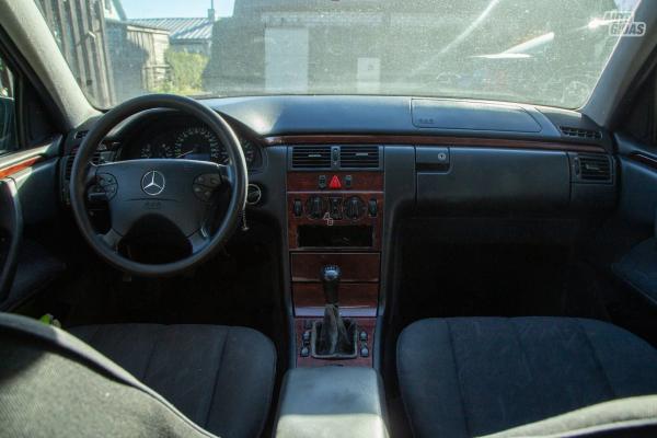 Black Mercedes-Benz e-200 1999 in Kaunas, with an engine capacity of 2.00 L and mileage of 339 thousand km for 1550 €, photo 5 on AUTOMOTO.COM.LV