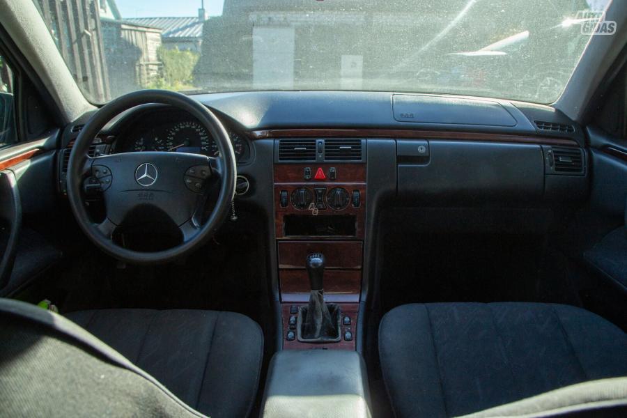 Черный Мерседес E 200 1999 в Каунас, объемом двигателя 2.00 л и пробегом 339 тыс. км за 1550 €, фото 6 на AUTOMOTO.COM.LV