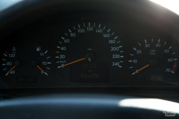 Black Mercedes-Benz e-200 1999 in Kaunas, with an engine capacity of 2.00 L and mileage of 339 thousand km for 1550 €, photo 6 on AUTOMOTO.COM.LV