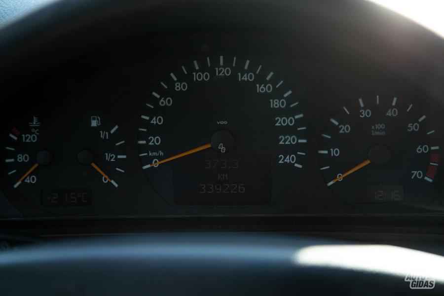 Черный Мерседес E 200 1999 в Каунас, объемом двигателя 2.00 л и пробегом 339 тыс. км за 1550 €, фото 7 на AUTOMOTO.COM.LV
