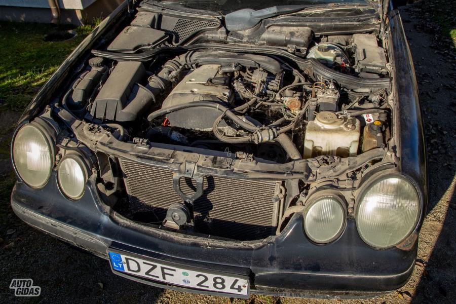 Черный Мерседес E 200 1999 в Каунас, объемом двигателя 2.00 л и пробегом 339 тыс. км за 1550 €, фото 12 на AUTOMOTO.COM.LV