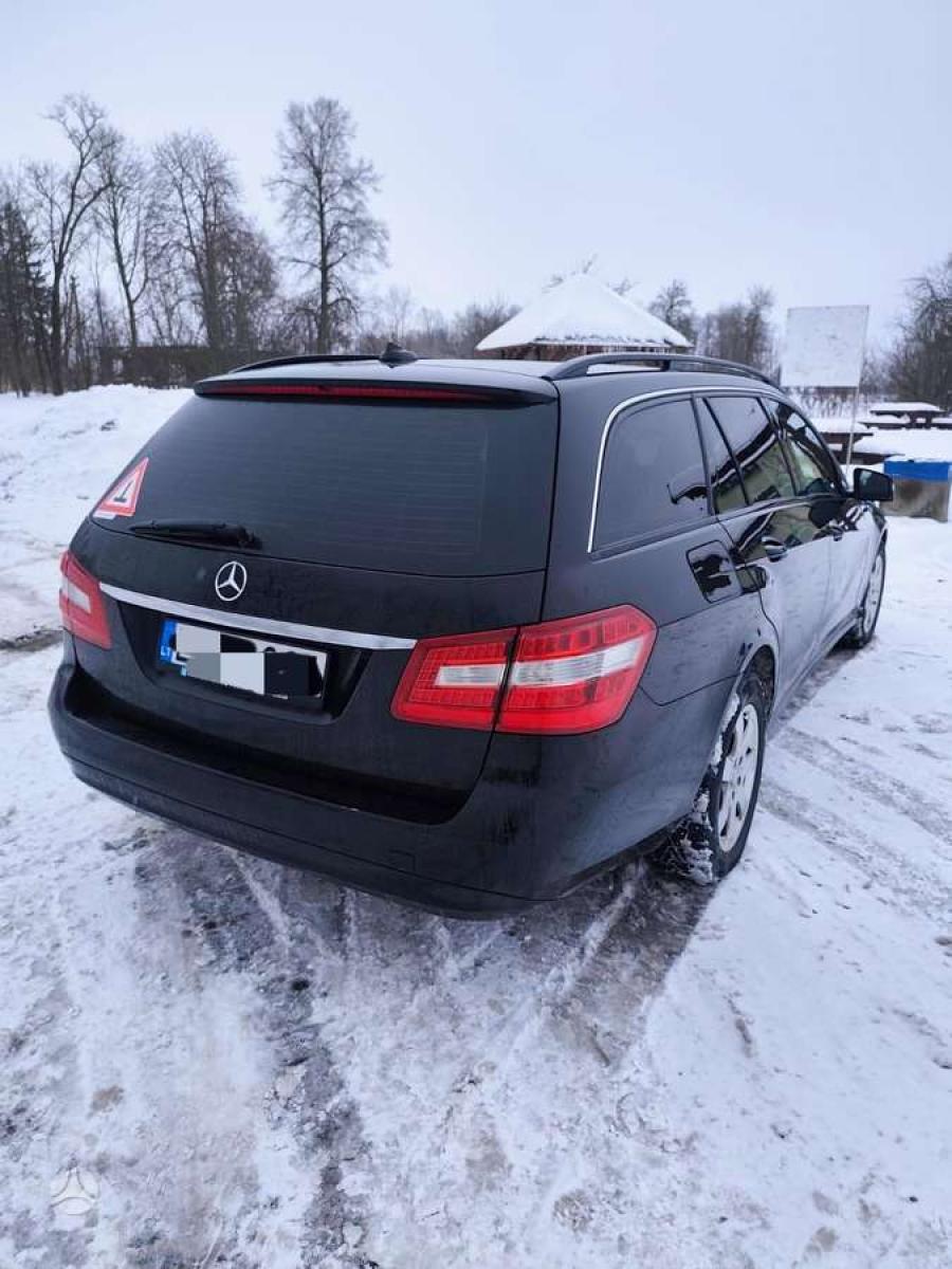 Melns Mercedes-Benz e-200 2010 Panevēža, ar dzinēja tilpumu 2.14 L un nobraukumu 396 tūkst. km par 5000 €, foto 3 vietnē AUTOMOTO.COM.LV