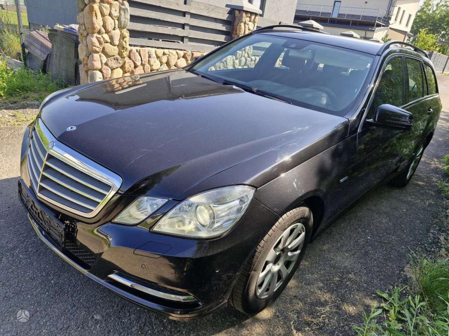 Черный Мерседес E 200 2010 в Вильнюс, объемом двигателя 1.80 л и пробегом 245 тыс. км за 6600 €, фото 1 на AUTOMOTO.COM.LV