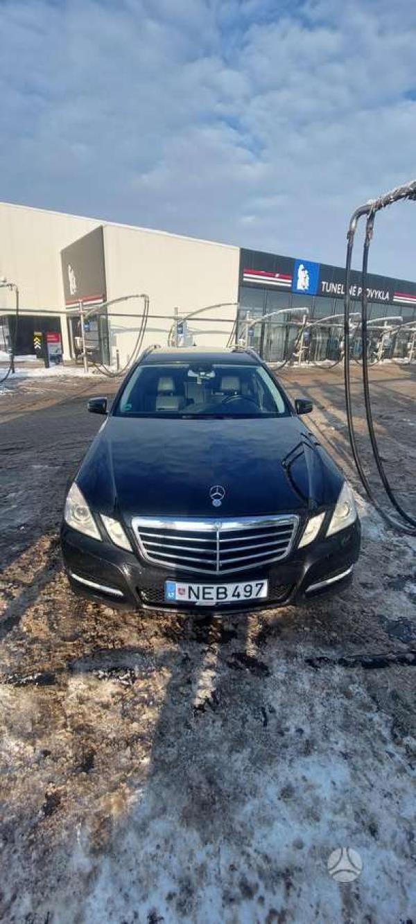 Black Mercedes-Benz e-200 2011 in Vilnius, with an engine capacity of 2.14 L and mileage of 372 thousand km for 5700 €, photo 1 on AUTOMOTO.COM.LV