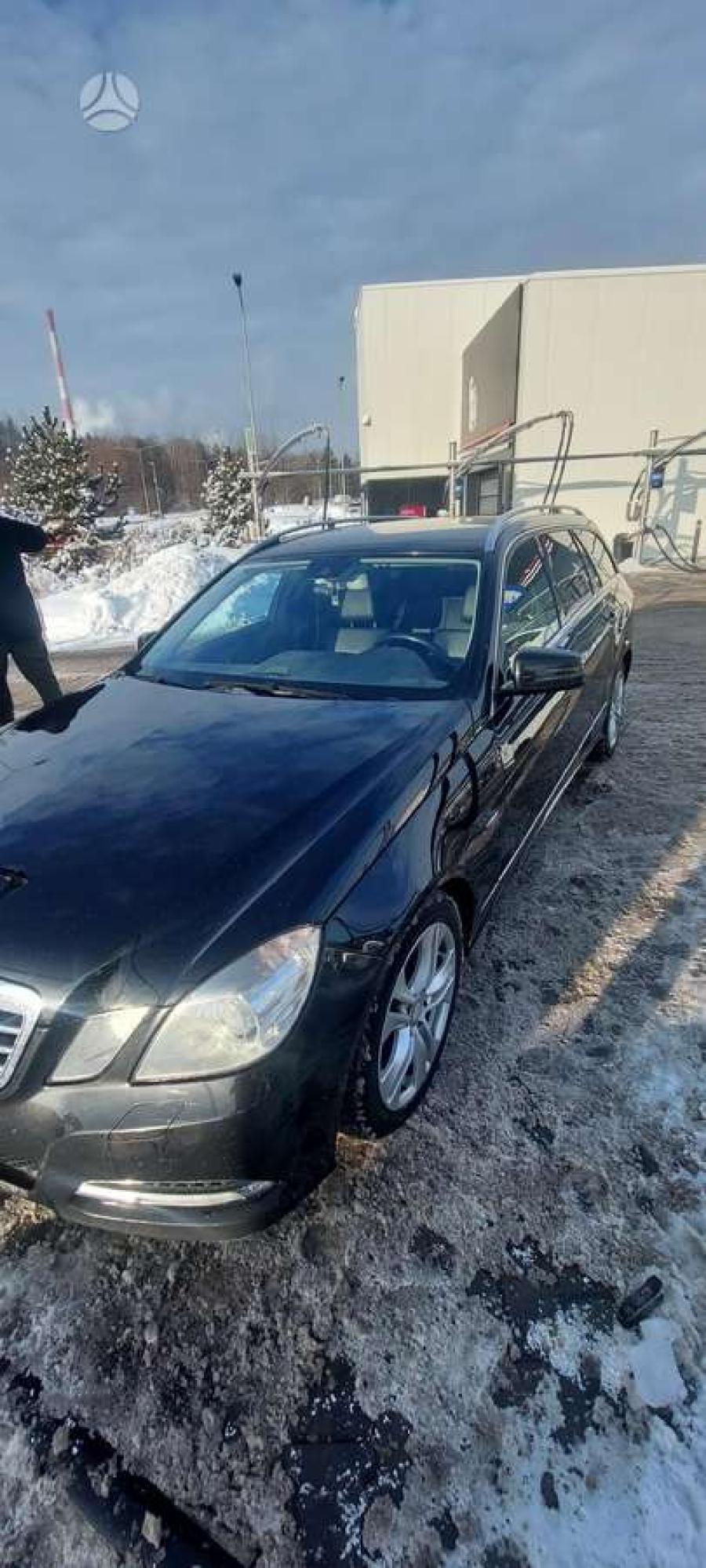 Black Mercedes-Benz e-200 2011 in Vilnius, with an engine capacity of 2.14 L and mileage of 372 thousand km for 5700 €, photo 15 on AUTOMOTO.COM.LV