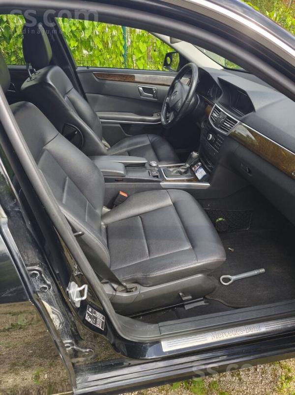 Черный Мерседес E 200 2011 в Айзкраукле, объемом двигателя 2.10 л и пробегом 308 тыс. км за 2500 €, фото 6 на AUTOMOTO.COM.LV
