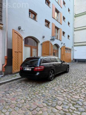 Melns Mercedes-Benz e-200 2013 Rīga, ar dzinēja tilpumu 2.20 L un nobraukumu 275 tūkst. km par 6350 €, foto 14 vietnē AUTOMOTO.COM.LV