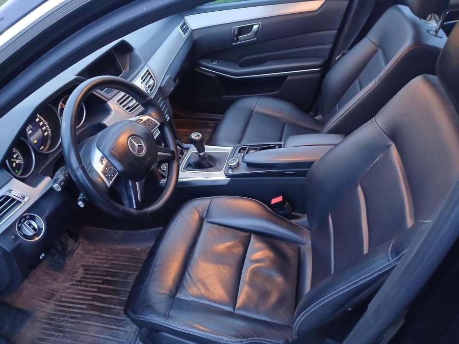 Черный Мерседес E 200 2015 в Таураге, объемом двигателя 2.14 л и пробегом 350 тыс. км за 4800 €, фото 10 на AUTOMOTO.COM.LV