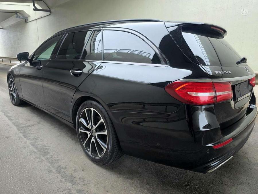 Black Mercedes-Benz e-200 2017 in Marijampole, with an engine capacity of 1.95 L and mileage of 385 thousand km for 8900 €, photo 5 on AUTOMOTO.COM.LV