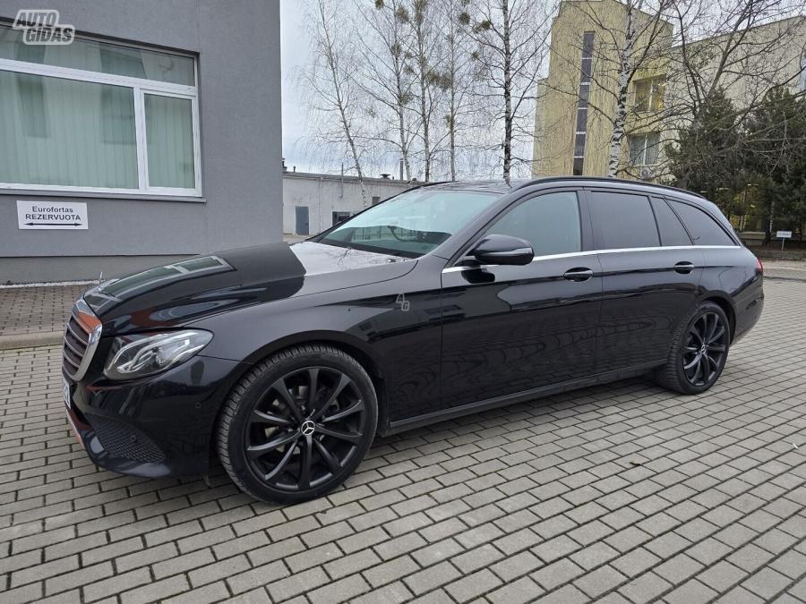 Black Mercedes-Benz e-200 2017 in Kaunas, with an engine capacity of 2.00 L and mileage of 334 thousand km for 12300 €, photo 3 on AUTOMOTO.COM.LV