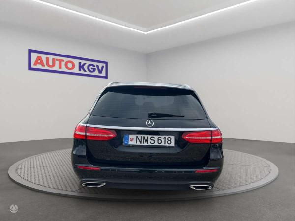 Black Mercedes-Benz e-200 2018 in Kaunas, with an engine capacity of 2.00 L and mileage of 380 thousand km for 14999 €, photo 4 on AUTOMOTO.COM.LV