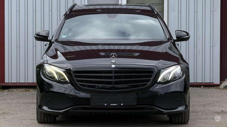 Черный Мерседес E 200 2018 в Укмерге, объемом двигателя 1.95 л и пробегом 325 тыс. км за 11500 €, фото 6 на AUTOMOTO.COM.LV