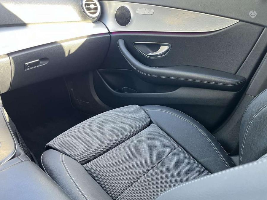 Черный Мерседес E 200 2019 в Таураге, объемом двигателя 1.60 л и пробегом 220 тыс. км за 12900 €, фото 17 на AUTOMOTO.COM.LV