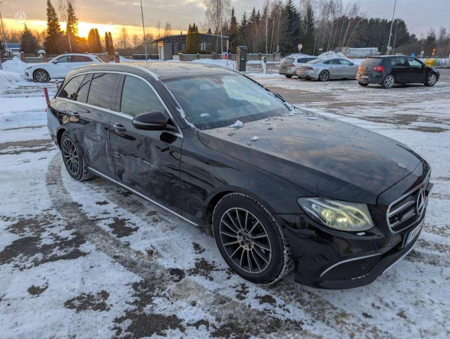 Black Mercedes-Benz e-200 2020 in Kaunas, with an engine capacity of 1.60 L and mileage of 427 thousand km for 8100 €, photo 2 on AUTOMOTO.COM.LV