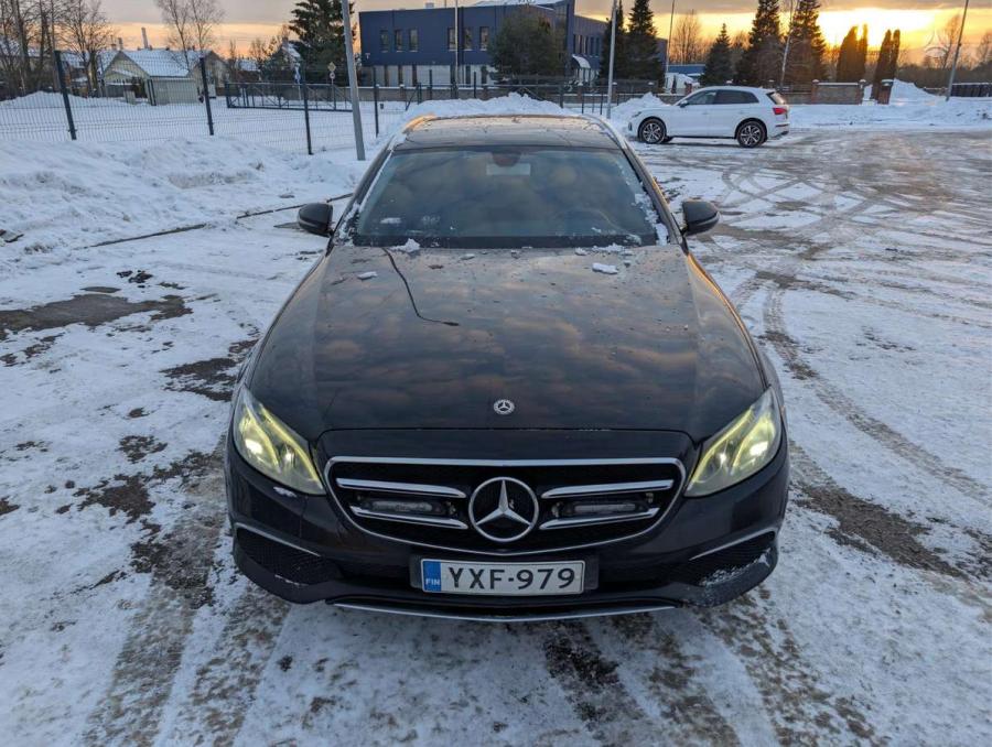 Black Mercedes-Benz e-200 2020 in Kaunas, with an engine capacity of 1.60 L and mileage of 427 thousand km for 8100 €, photo 4 on AUTOMOTO.COM.LV