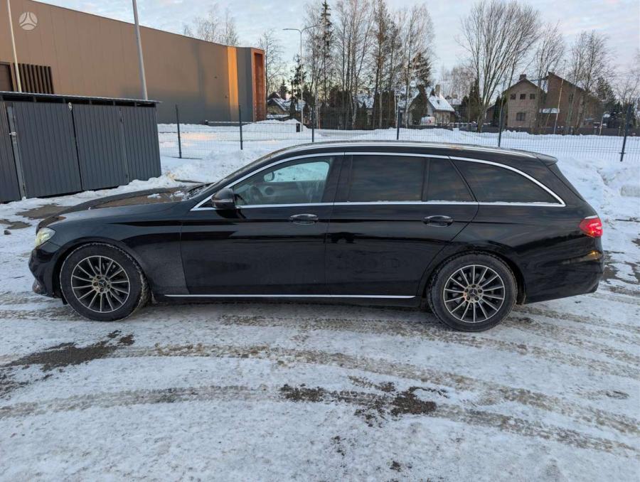 Black Mercedes-Benz e-200 2020 in Kaunas, with an engine capacity of 1.60 L and mileage of 427 thousand km for 8100 €, photo 5 on AUTOMOTO.COM.LV