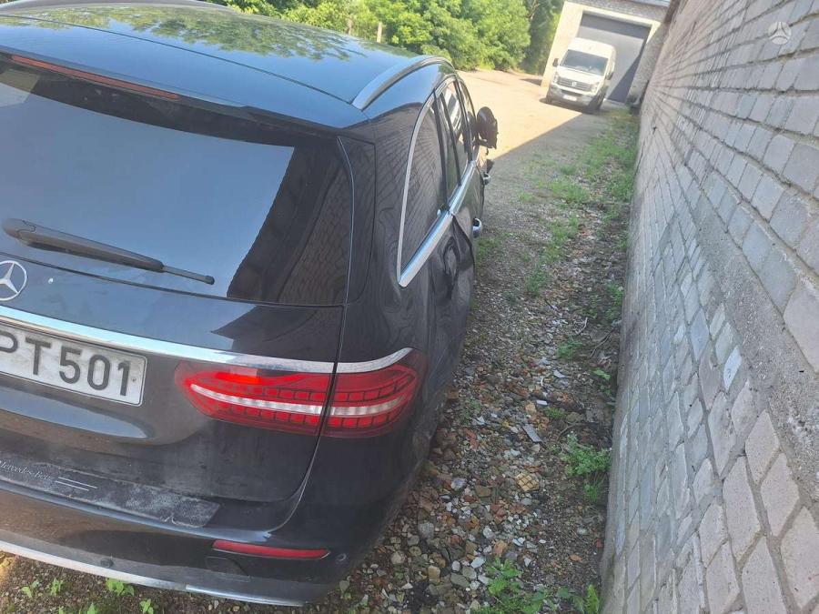 Black Mercedes-Benz e-200 2021 in Taurage, with an engine capacity of 2.00 L and mileage of 220 thousand km for 11500 €, photo 8 on AUTOMOTO.COM.LV