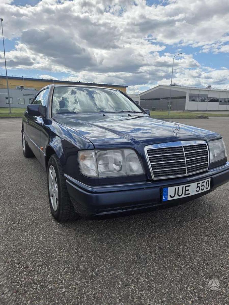 Blue Mercedes-Benz e-200 1996 in Kaunas, with an engine capacity of 2.00 L and mileage of 188 thousand km for 6900 €, photo 3 on AUTOMOTO.COM.LV