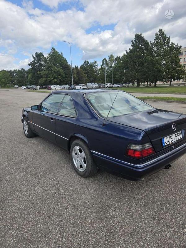 Blue Mercedes-Benz e-200 1996 in Kaunas, with an engine capacity of 2.00 L and mileage of 188 thousand km for 6900 €, photo 3 on AUTOMOTO.COM.LV