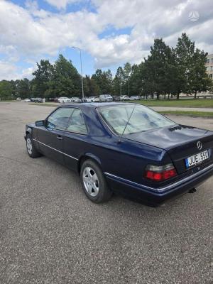 Blue Mercedes-Benz e-200 1996 in Kaunas, with an engine capacity of 2.00 L and mileage of 188 thousand km for 6900 €, photo 4 on AUTOMOTO.COM.LV