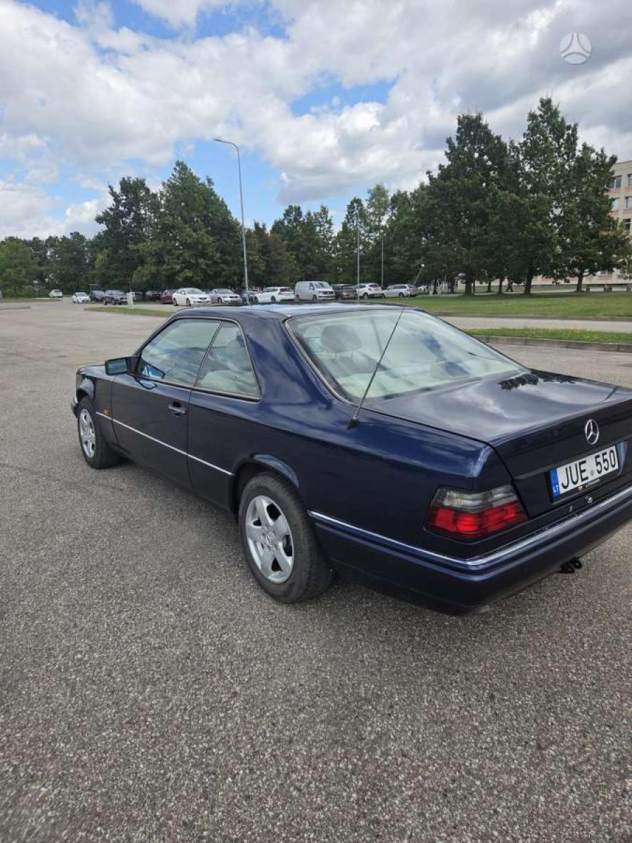 Blue Mercedes-Benz e-200 1996 in Kaunas, with an engine capacity of 2.00 L and mileage of 188 thousand km for 6900 €, photo 4 on AUTOMOTO.COM.LV