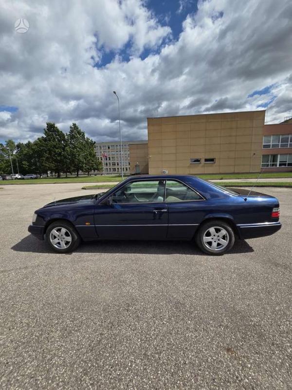Blue Mercedes-Benz e-200 1996 in Kaunas, with an engine capacity of 2.00 L and mileage of 188 thousand km for 6900 €, photo 4 on AUTOMOTO.COM.LV