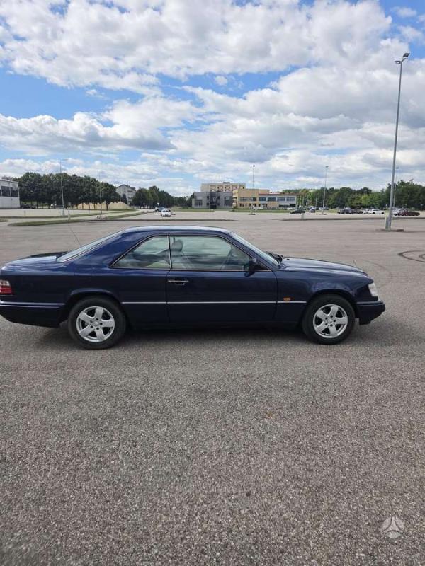 Blue Mercedes-Benz e-200 1996 in Kaunas, with an engine capacity of 2.00 L and mileage of 188 thousand km for 6900 €, photo 6 on AUTOMOTO.COM.LV