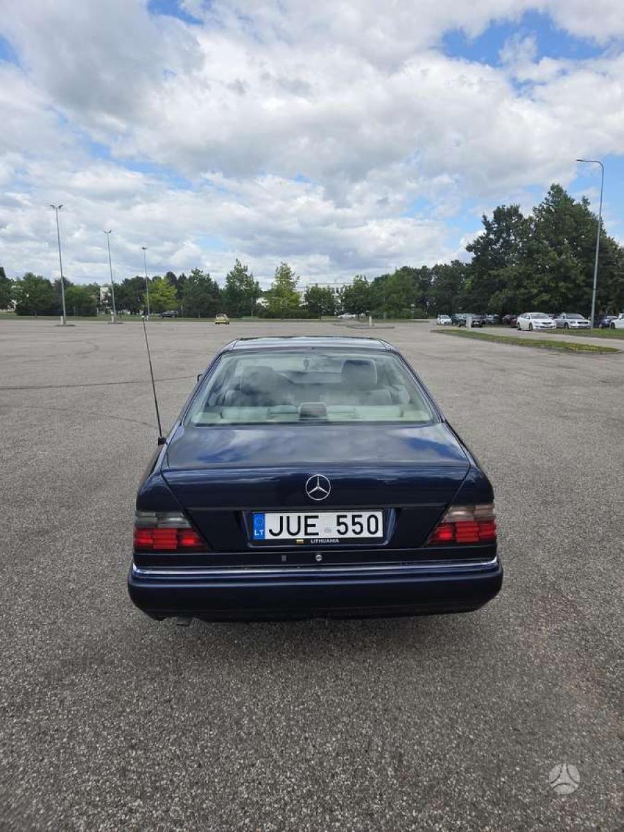 Blue Mercedes-Benz e-200 1996 in Kaunas, with an engine capacity of 2.00 L and mileage of 188 thousand km for 6900 €, photo 9 on AUTOMOTO.COM.LV