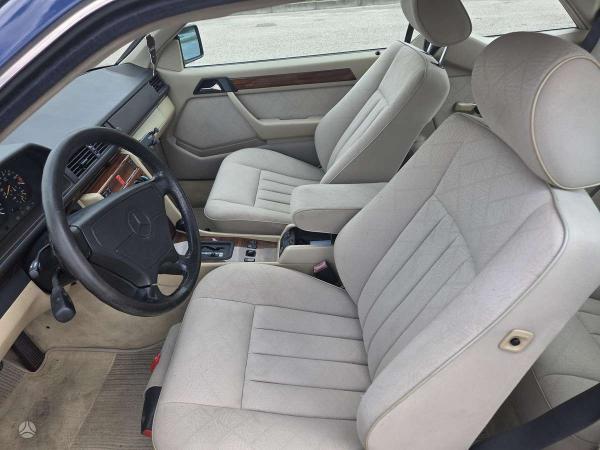 Blue Mercedes-Benz e-200 1996 in Kaunas, with an engine capacity of 2.00 L and mileage of 188 thousand km for 6900 €, photo 9 on AUTOMOTO.COM.LV
