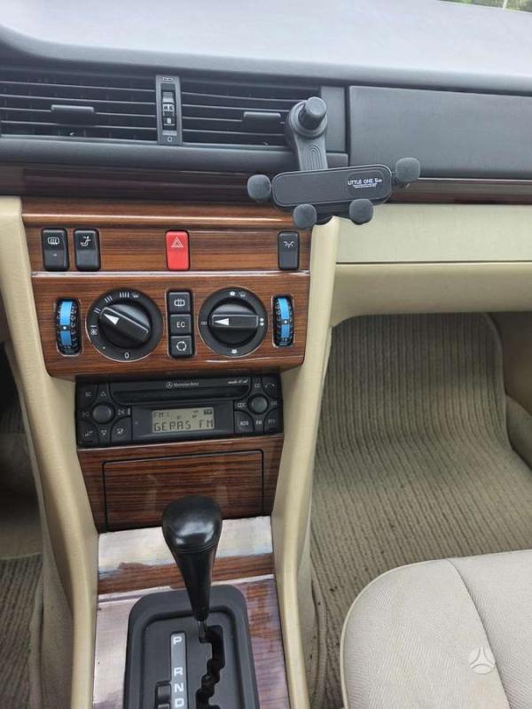 Blue Mercedes-Benz e-200 1996 in Kaunas, with an engine capacity of 2.00 L and mileage of 188 thousand km for 6900 €, photo 10 on AUTOMOTO.COM.LV