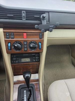 Blue Mercedes-Benz e-200 1996 in Kaunas, with an engine capacity of 2.00 L and mileage of 188 thousand km for 6900 €, photo 11 on AUTOMOTO.COM.LV