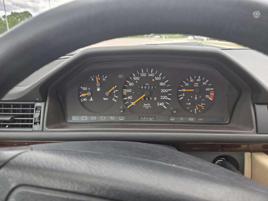 Blue Mercedes-Benz e-200 1996 in Kaunas, with an engine capacity of 2.00 L and mileage of 188 thousand km for 6900 €, photo 12 on AUTOMOTO.COM.LV