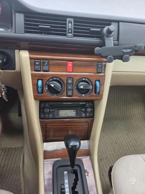 Blue Mercedes-Benz e-200 1996 in Kaunas, with an engine capacity of 2.00 L and mileage of 188 thousand km for 6900 €, photo 13 on AUTOMOTO.COM.LV