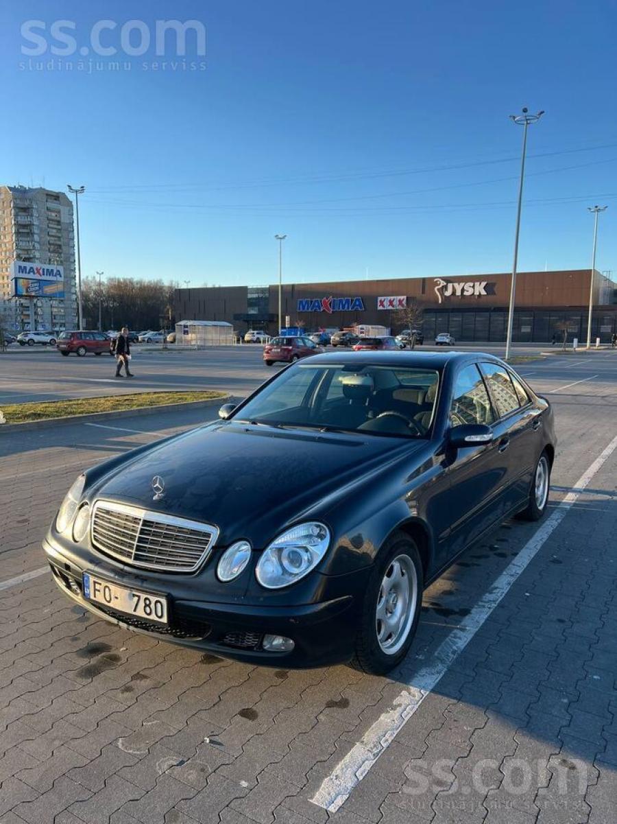 Blue Mercedes-Benz e-200 2004 in Riga, with an engine capacity of 1.80 L and mileage of 394 thousand km for 1100 €, photo 1 on AUTOMOTO.COM.LV