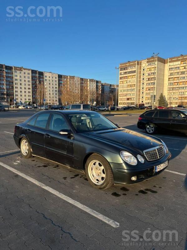 Blue Mercedes-Benz e-200 2004 in Riga, with an engine capacity of 1.80 L and mileage of 394 thousand km for 1100 €, photo 2 on AUTOMOTO.COM.LV