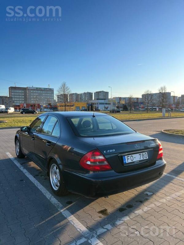 Blue Mercedes-Benz e-200 2004 in Riga, with an engine capacity of 1.80 L and mileage of 394 thousand km for 1100 €, photo 3 on AUTOMOTO.COM.LV