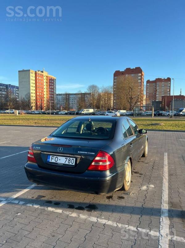 Blue Mercedes-Benz e-200 2004 in Riga, with an engine capacity of 1.80 L and mileage of 394 thousand km for 1100 €, photo 4 on AUTOMOTO.COM.LV