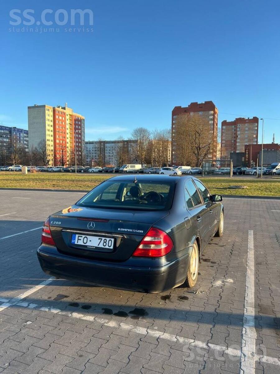 Blue Mercedes-Benz e-200 2004 in Riga, with an engine capacity of 1.80 L and mileage of 394 thousand km for 1100 €, photo 5 on AUTOMOTO.COM.LV